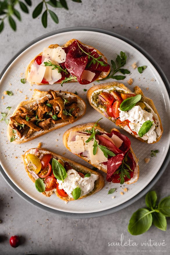 Brusketos: su pesto ir burata / su voveraitėmis ir medumi / su jautienos kumpiu ir spanguolių ...