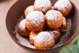 Grūdėtosios varškės blyneliai - Saulėta virtuvė - Skoniai ir istorijos