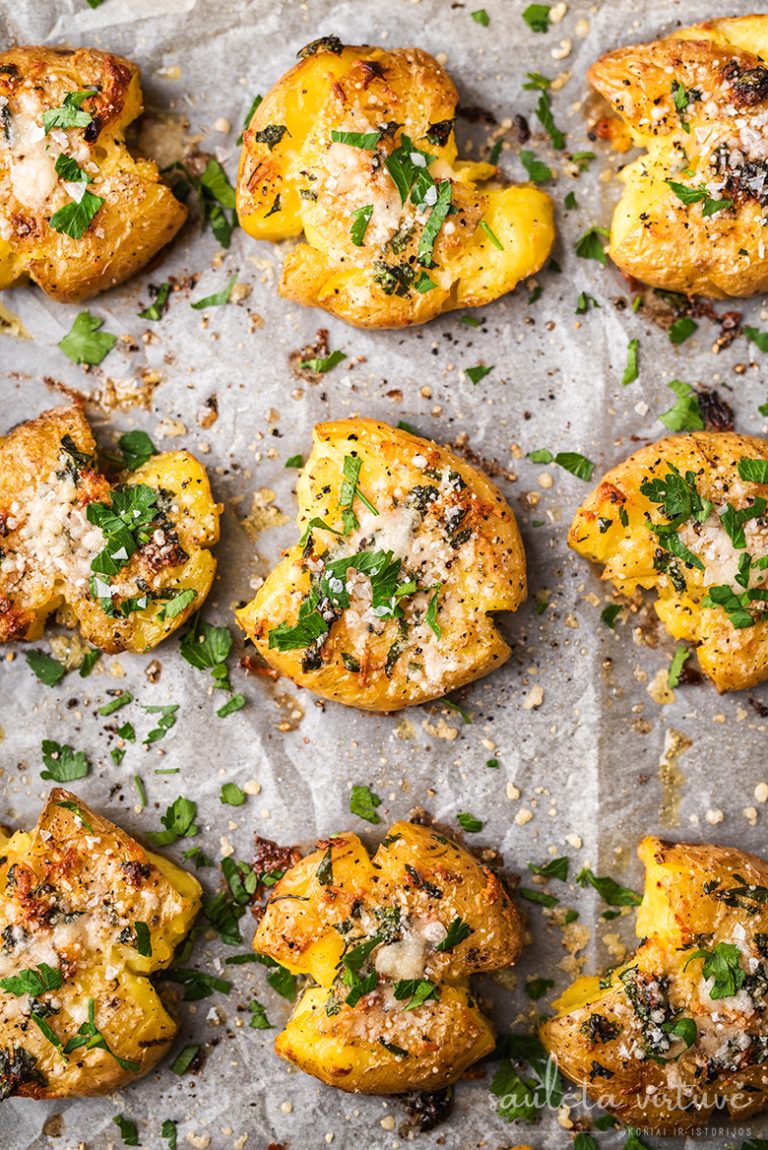 Traiškytos česnakinės bulvytės su kietuoju sūriu ir varškės padažu ...