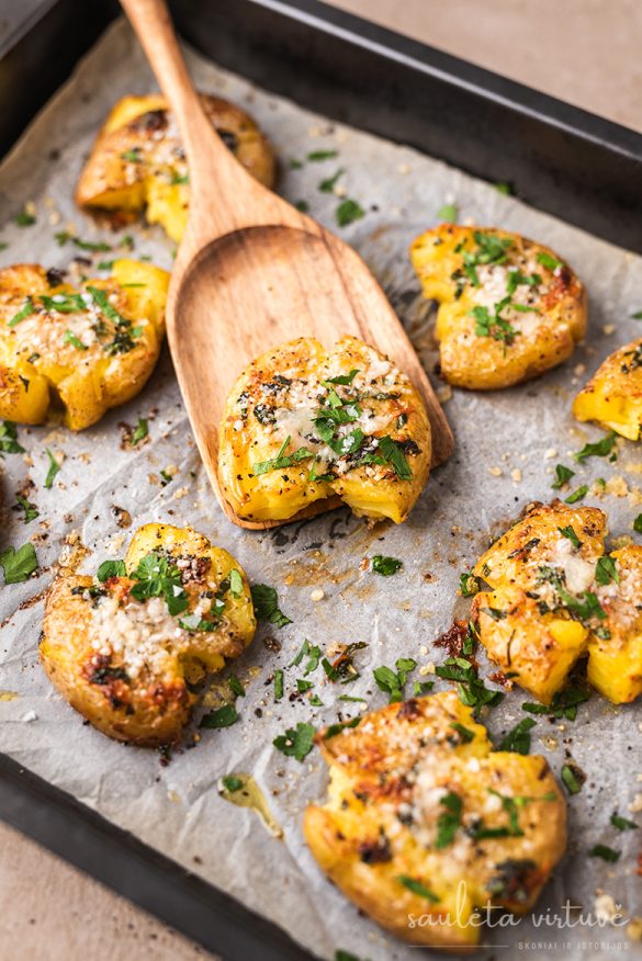 Traiškytos česnakinės bulvytės su kietuoju sūriu ir varškės padažu ...